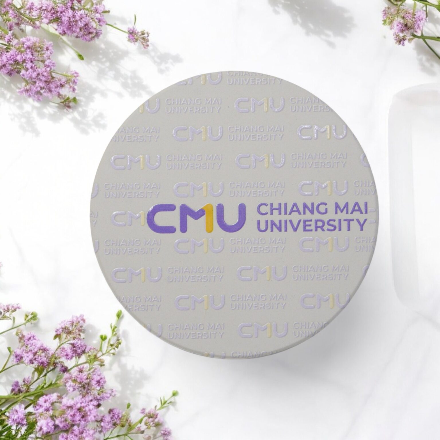 มูลนิธิพัฒนามหาวิทยาลัยเชียงใหม่ จำหน่ายของที่ระลึก – 60 ปี มช.